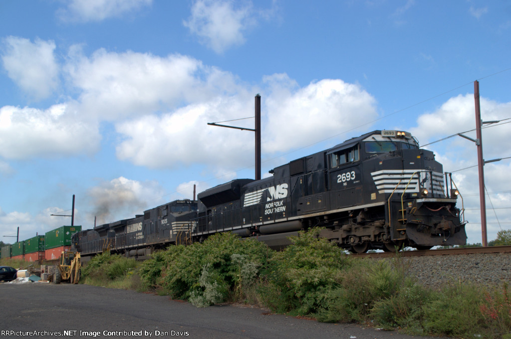 NS SD70M-2 2693 leads 20Q